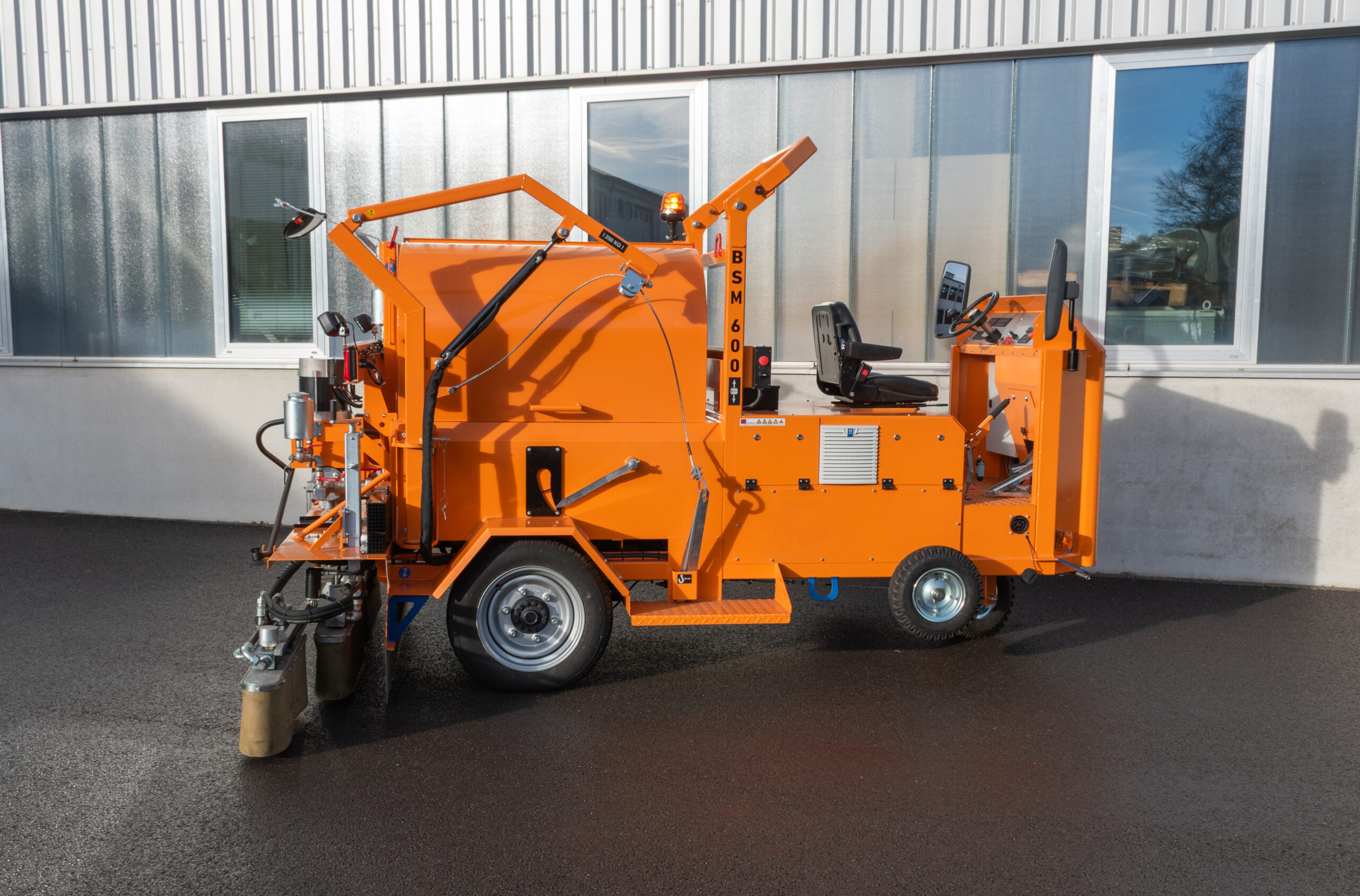 Selbstfahrende Elektro - Bitumenspritzmaschine und BSM 600-3R FK - Grün ...